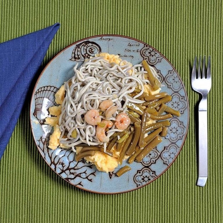 Revuelto de gulas y gambas, un clasicazo español